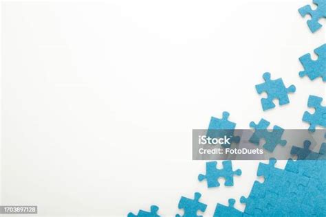 하얀 테이블 배경에 미완성 파란색 퍼즐 조각 근접 촬영 텍스트를 위한 빈 공간입니다 하향식 보기 개념에 대한 스톡 사진 및 기타