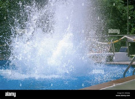 Swimming Pool Splash Scene Film Shallow Hal 2001 Director Bobby