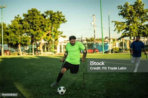 축구장에서 경기를 하는 중년 성인 축구 선수를 절단합니다 2명에 대한 스톡 사진 및 기타 이미지 2명 30 39세