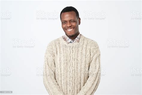 어두운 피부 남자는 눈을 깜박 하 고 매력적인 미소 아름 다운 여자와 함께 스튜디오 촬영에 대한 스톡 사진 및 기타 이미지 스튜디오 촬영 어두운 피부 톤 인물 사진