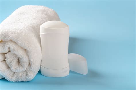 단단한 발한 억제제 탈취제와 파란색 배경에 압연 목욕 타월 개인 위생 용품 바디 케어 세면 도구 개념 땀을 줄이기 위한 화장품 공간을 복사합니다 0명에 대한 스톡 사진 및