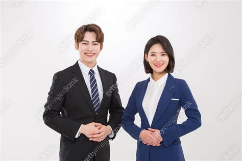 한국인 여성 남성 비즈니스맨 비즈니스우먼 미소 신입사원 바른자세 영업사원 판매업 이미지 Jv11120063 게티이미지뱅크
