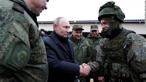 動員されたばかりのロシア軍兵士の訓練場を訪れたロシアのプーチン大統領＝10月、ロシア西部リャザン州 Jp