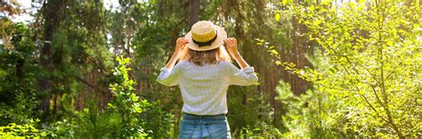 숲에 서 있는 밀짚 모자를 쓴 힙스터 소녀 방랑자 개념 여행 아이디어 자연에서 아름다운 여자 여름 분위기 고풍스런에 대한 스톡 사진 및 기타 이미지 Istock