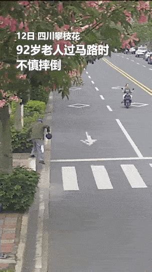 微凉的秋天，街头这一幕温暖了所有人！老人家人马路