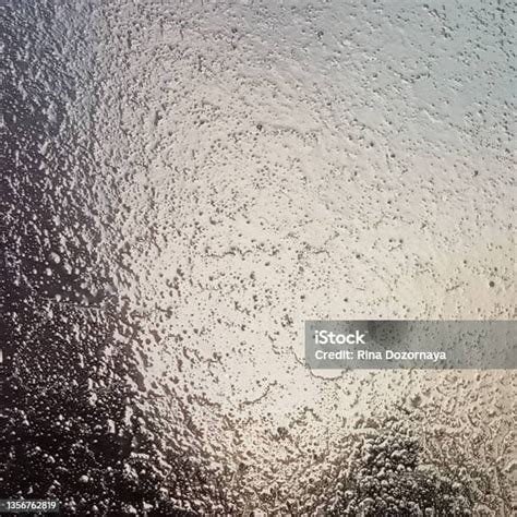 추운 날씨의 발병과 냉동 유리 얼음 층을 통해 푸른 하늘로 바라본다 앞 유리에 서리 아침 태양의 광선은 하룻밤 형성 서리를 녹입니다 배경 텍스처 0명에 대한 스톡 사진 및