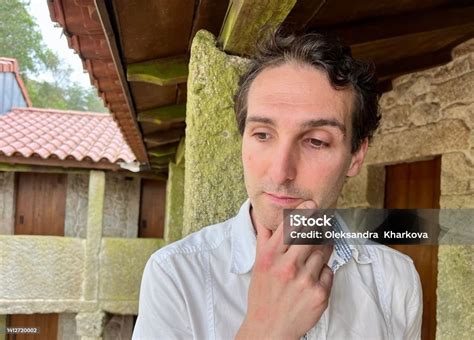유럽인 외모의 아름다운 남자들은 신중하게 그의 얼굴에 손을 들고 조용히 생각한다 T 셔츠에 대한 스톡 사진 및 기타 이미지 T 셔츠 계획 고여 있는 물 Istock