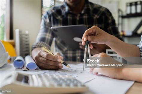 건축 계획을 위한 청사진을 작업하는 건축가 팀 건설 프로젝트를 스케치하는 엔지니어 녹색 에너지 개념 2명에 대한 스톡 사진 및 기타 이미지 Istock