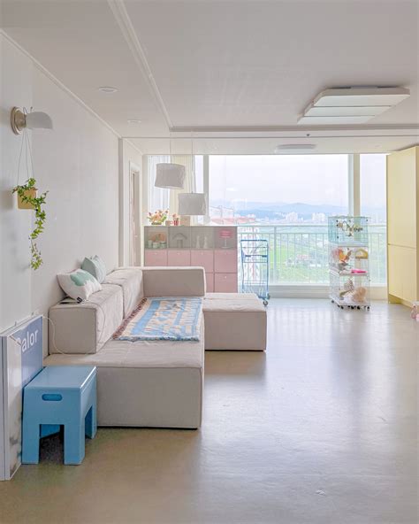 💛별은우네 인테리어 집꾸미기 홈스타일링💛 ‎지이이이인짜 5랜만에 찍은 오늘우리집 💛🩵🩷 새장마저 파스텔ㅋㅋㅋㅋ 전남친이랑 가구 대이동 하면서 먼지 싸아악 제거하고