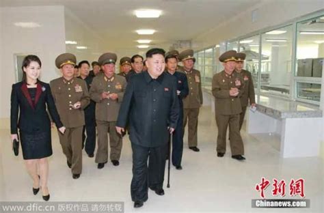 金正恩视察平壤金正淑纺织厂 赠亲笔题写厂名 金正恩 新浪新闻