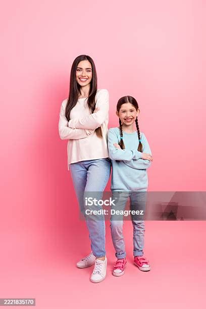 행복한 엄마와 딸이 분홍색 세로 배경에 함께 포즈를 취하고 가족의 유대감과 사랑을 보여주는 모습 10 11세에 대한 스톡 사진 및 기타 이미지 Istock