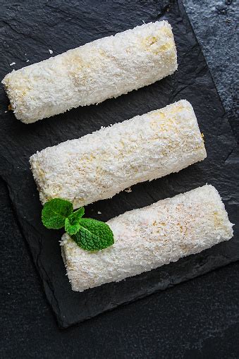 코코넛 스폰지 케이크 롤 비스킷 메뉴 개념 배경 상단 보기 복사 공간 개념에 대한 스톡 사진 및 기타 이미지 Istock