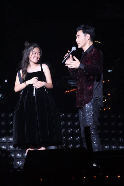 钟镇涛首场演唱会亮相，邱淑贞关之琳到场一笑百媚 搜狐大视野 搜狐新闻