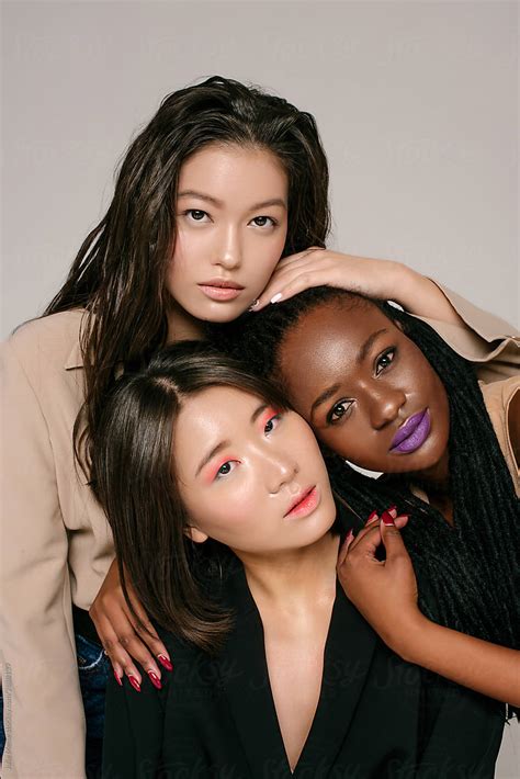 Sensual Diverse Women Hugging Against Gray Background Del Colaborador