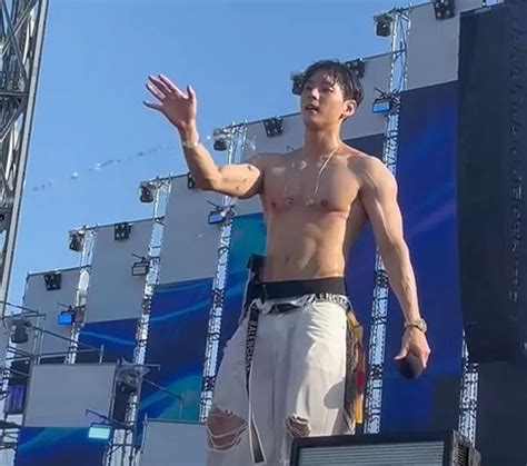 ‘워터밤서 상의 탈의하고 넘사벽 상체 공개한 남자 아이돌 사진 남자 상체 사진