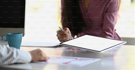 회의 테이블에서 디지털 태블릿으로 작업하는 창의적인 여성 또는 개발자의 손이 잘린 사진 사진 Unsplash의 동료 이미지