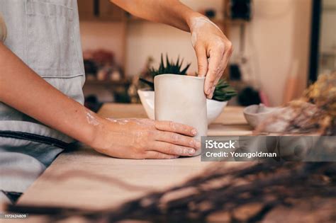 점토 머그잔을 만드는 여자 도공의 손 손으로 점토를 성형 하는 장인 공예에 대한 스톡 사진 및 기타 이미지 공예 도예가 러시아 Istock