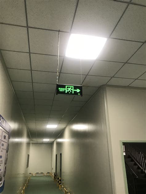 疏散指示标志吊装示例