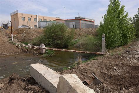 Сэлбэ Дунд голын голдирол хааж барьсан хашаа объектыг албадан буулгаж байна