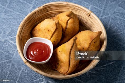 펀자브 사모사스와 토마토 케첩 민트 처트니 으깬 감자로 만든 매우 충만하고 맛있는 0명에 대한 스톡 사진 및 기타 이미지 0명 4가지 개체 Eid Ul Fitr