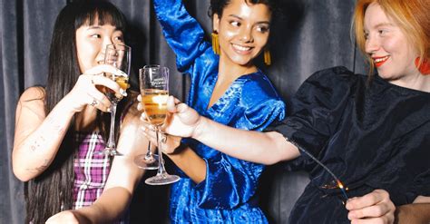 건배 그룹 기쁨 다양성 단란함 레저 미소 밤문화 백포도주 사회화 샴페인 스파클링 와인 실내 파티 안경 여자 우정 웃음 유대감 형성 재미