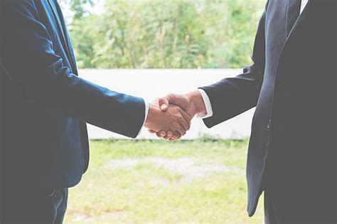 성공적인 사업가 핸드 쉐이 킹 후에 좋은 비즈니스 핸드셰이크 그리고 비즈니스 사람입니다 빈티지 톤 레트로 필터 효과 소프트 포커스 느린 빛 계약서에 대한 스톡 사진 및 기타