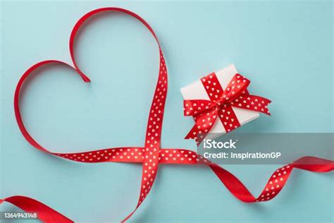 발렌타인 데이 장식 레드 리본 하트와 카피 스페이스와 고립 된 파스텔 블루 배경에 빨간 활흰색 선물 상자의 최고 보기 사진 공단에 대한 스톡 사진 및 기타 이미지 Istock