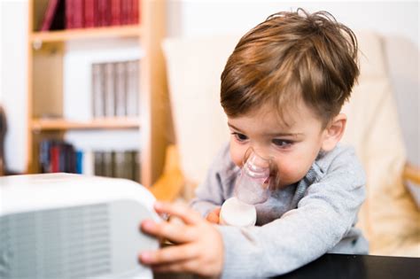 집에서 흡입 증기 흡입기 분무기 마스크를 사용 하 여 어린 소년 의료 절차 증기 약물 치료 천식 폐 렴 기관지염 기침 가정 생활에 대한 스톡 사진 및 기타 이미지 Istock