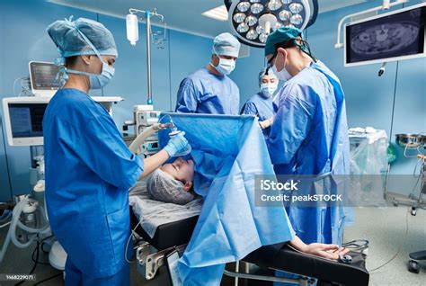 병원 수술실에서 외과 수술을 수행하는 외과의와 간호사 팀 외과 25 29세에 대한 스톡 사진 및 기타 이미지 25 29세 30 34세 35 39세 Istock