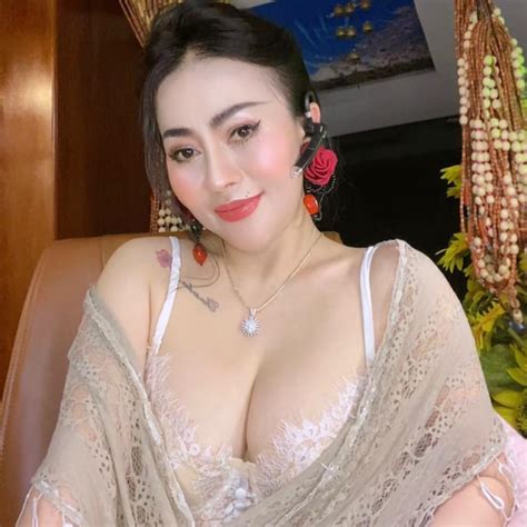 សារាយ វីរីយ៉ា សារាយ វីរីយ៉ា Updated Her Profile Picture