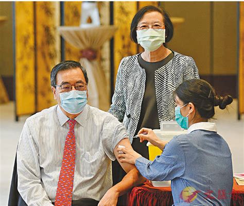 高官議員打流感針做好榜樣 香港文匯報