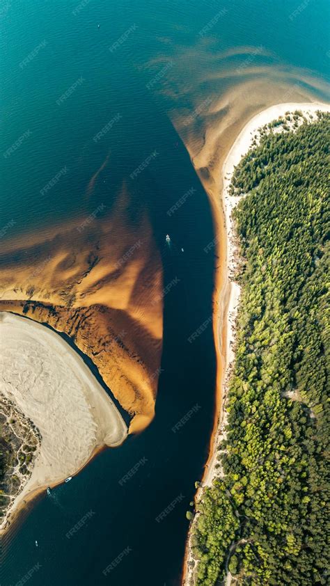 Areia Dourada à Beira Mar Vista Do Estuário De Lielupe No Golfo De Riga
