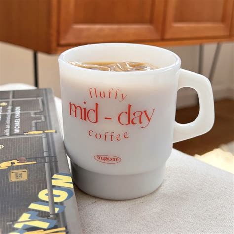 접시에 있는 핀 머그 컵 디자인 식기