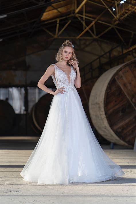 Brautkleid Im Prinzessstil Mit Tiefem V Ausschnitt Emine Yildirim Brautde