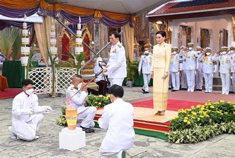 ในพระราชสำนัก ในหลวง พระราชินีเสด็จทรงบำเพ็ญพระราชกุศลมาฆบูชา