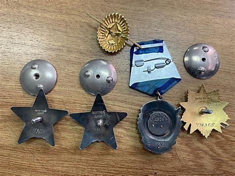 Украинец пытался выслать в Китай будильник в котором спрятал ценные советские ордена