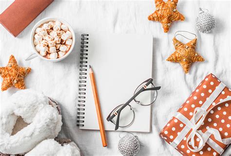 핫 초콜릿 마쉬 멜 로우와 계 피 빈 메모장 밝은 배경에 선물 상자를 청소 합니다 크리스마스 영감 계획 개념 크리스마스에 대한 스톡 사진 및 기타 이미지 Istock