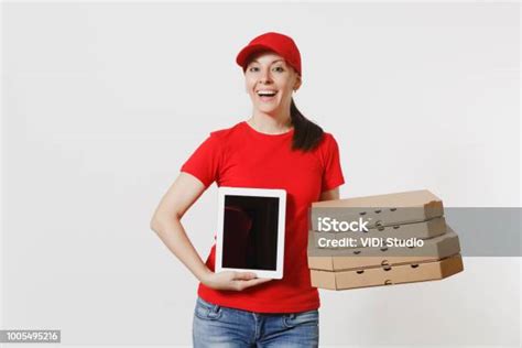 빨간 모자 티셔츠 주는 음식 주문 이탈리아 피자 흰색 배경에 고립 Flatbox 골 판지 상자에서에 배달 여자 여성 택배 빈 검은색 빈 화면으로 태블릿 Pc 컴퓨터를 들고