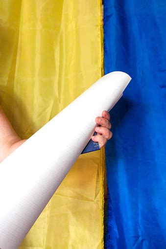 우크라이나 국기 배경에서 손으로 투표 용지를 개최 우크라이나 선거 캠페인 2019 2019년에 대한 스톡 사진 및 기타 이미지