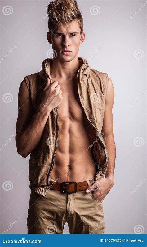 Elegante Jonge Knappe Mens Het Portret Van De Studiomanier Op Heldere Achtergrond Stock