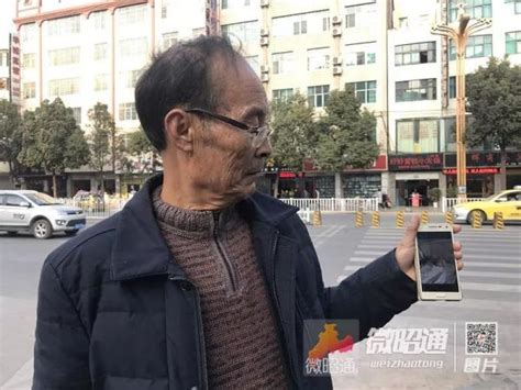 云南昭通女子遇车祸被撞昏七旬老校医伸援手现场救人 欧运忠 昭通 老人 新浪新闻