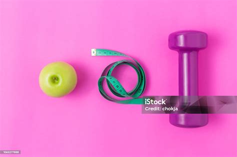 그린 애플과 바이올렛 아령 분홍색 배경에 절연 테이프 측정 가냘픈에 대한 스톡 사진 및 기타 이미지 가냘픈 개념 건강한 생활방식 Istock
