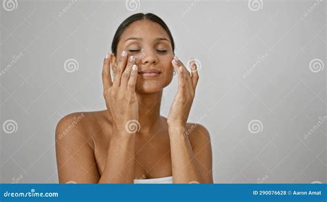 Joven Latina Sonriente Confiada En Tocar La Cara Sobre Fondo Blanco Aislado Foto De Archivo