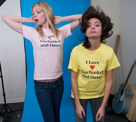 Riki Lindhome Y Kate Micucci Garfunkel And Oates Kate Micucci And Riki