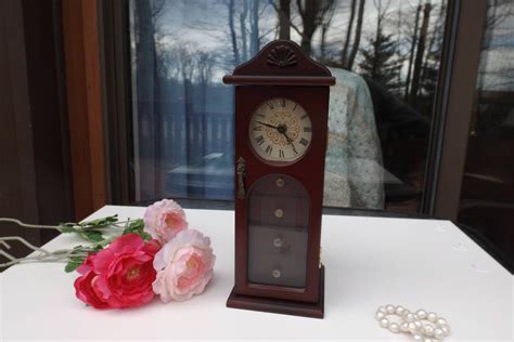 Vitage Antique Look Rare Cherry Finished Battery Operated Clock And