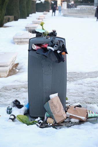 필로메나 눈보라가 몰아친 후 쓰레기통에서 쓰레기와 보호면 마스크가 넘쳐난다 가득 찬에 대한 스톡 사진 및 기타 이미지 가득 찬 배설물 0명 Istock
