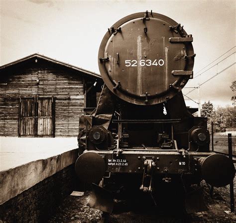 무료 이미지 보트 기념물 수송 차량 단색화 싸움 기관차 대학살 역사 증기 기관 관광 명소 기차역 박물관 철도 운송 빈민가 전쟁 포로 수용소