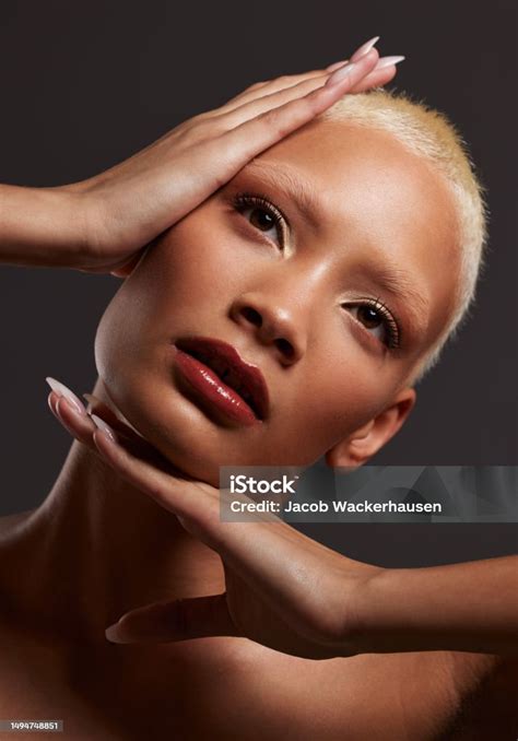 스킨케어 메이크업 어두운 스튜디오에서 얼굴에 손을 얹은 흑인 여성 회색 배경에 고립된 백금 머리 예술 미학 화장품 및 아프리카 뷰티 모델 및 청동 피부를위한 고급 스파