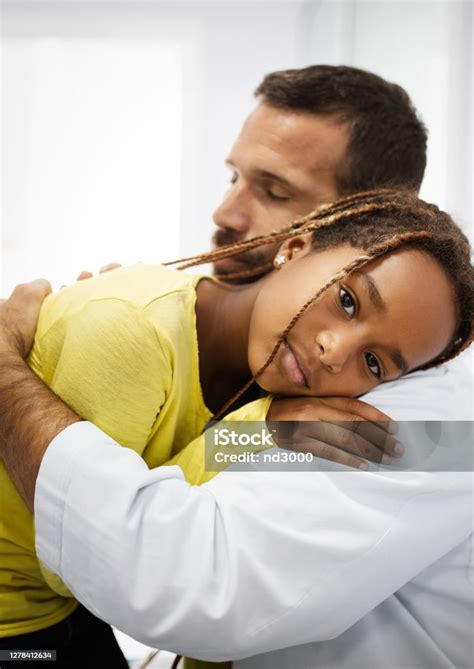 병원에서 슬픈 어린 소녀와 대화를 나누고 있는 의사 의사를 위로하는 아이 정신적 지지에 대한 스톡 사진 및 기타 이미지