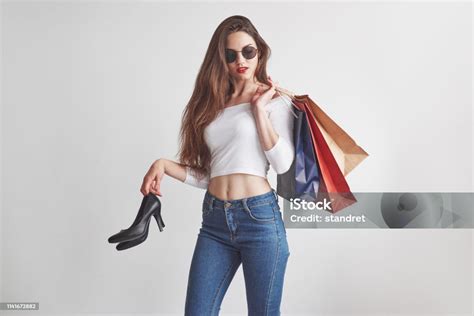 그냥 쇼핑에서 옷과 발 뒤꿈치와 패키지를 들고 세련 된 젊은 여자 가방에 대한 스톡 사진 및 기타 이미지 가방 고객 구매 Istock
